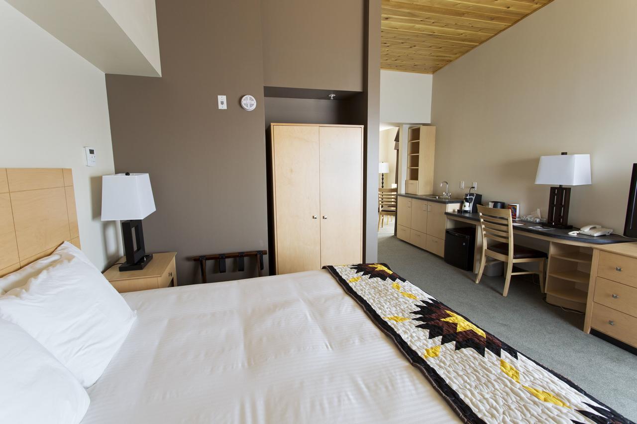 MANITOULIN HOTEL AND CONFERENCE CENTRE | ⋆⋆⋆ | LITTLE CURRENT, CANADA ...